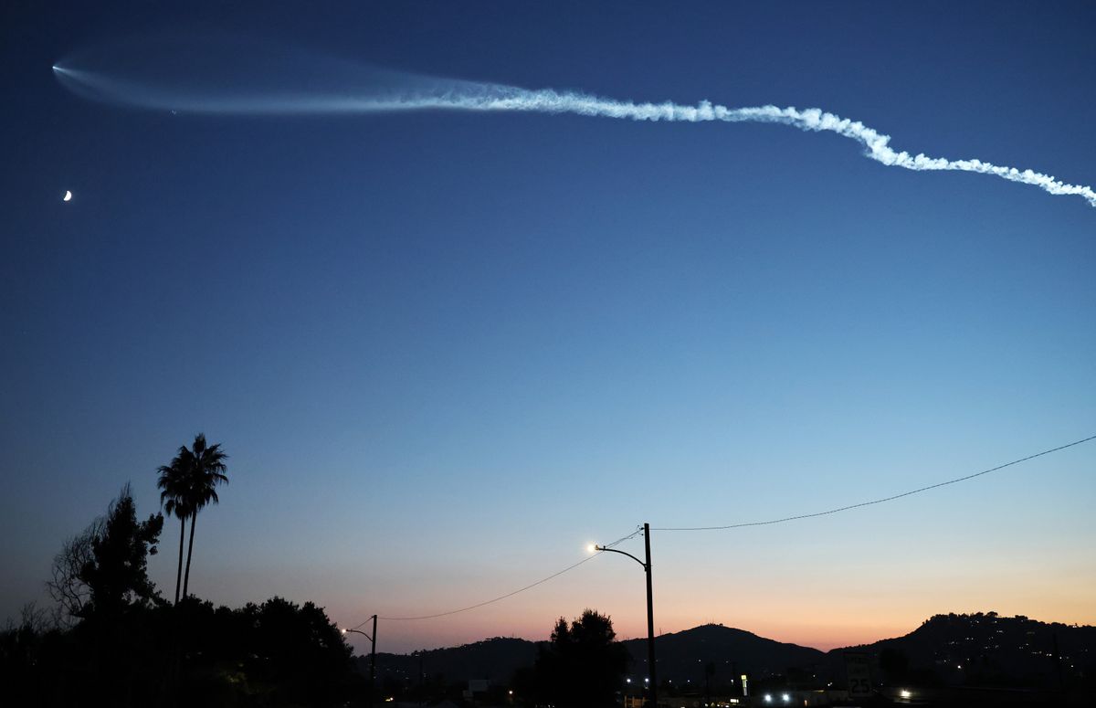 SpaceX Falcon 9 launch paints glowing 'jellyfish' across Western US ...