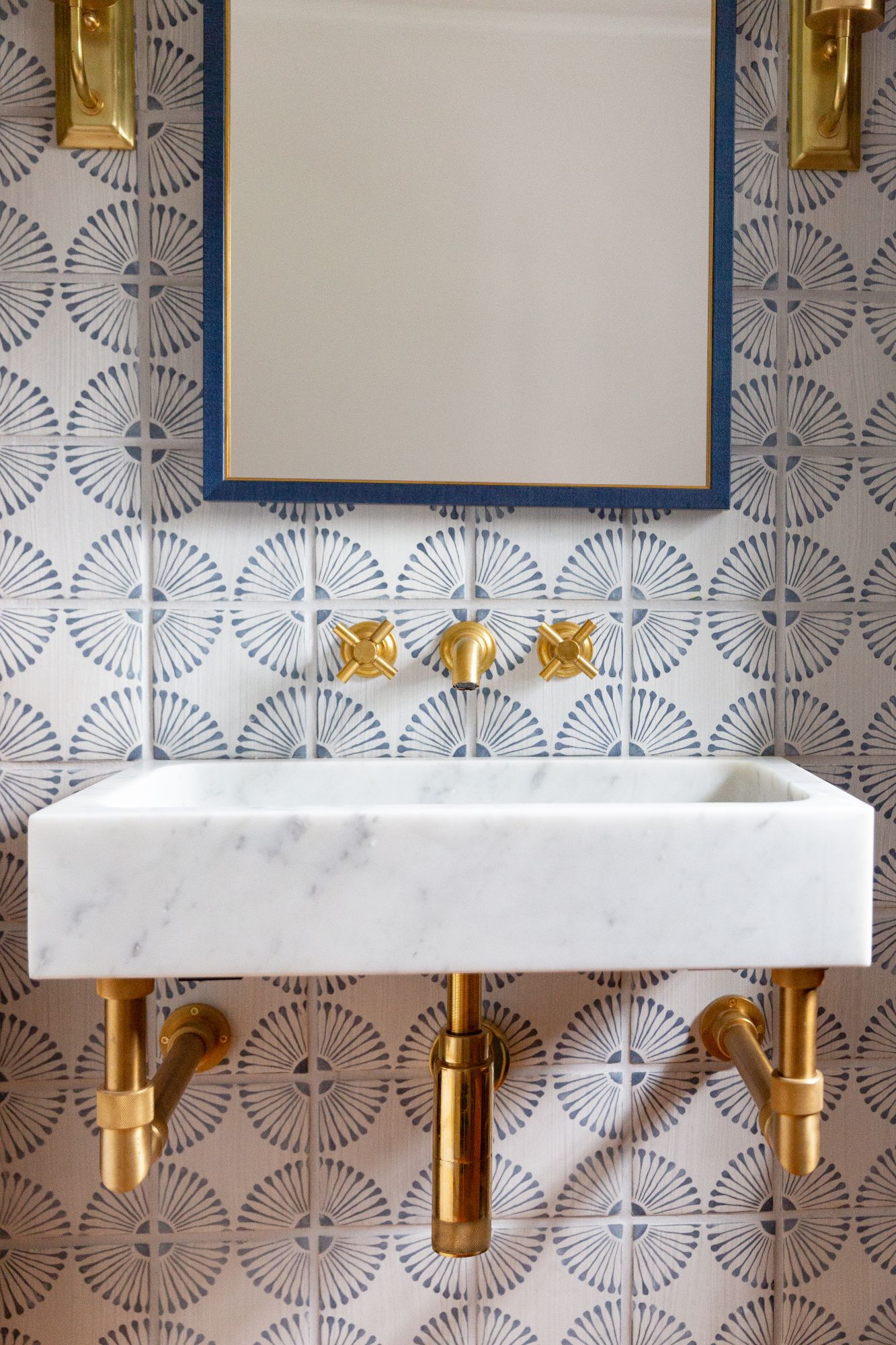 Colors That Go With White Marble — 7 Picks to Complement | Livingetc
