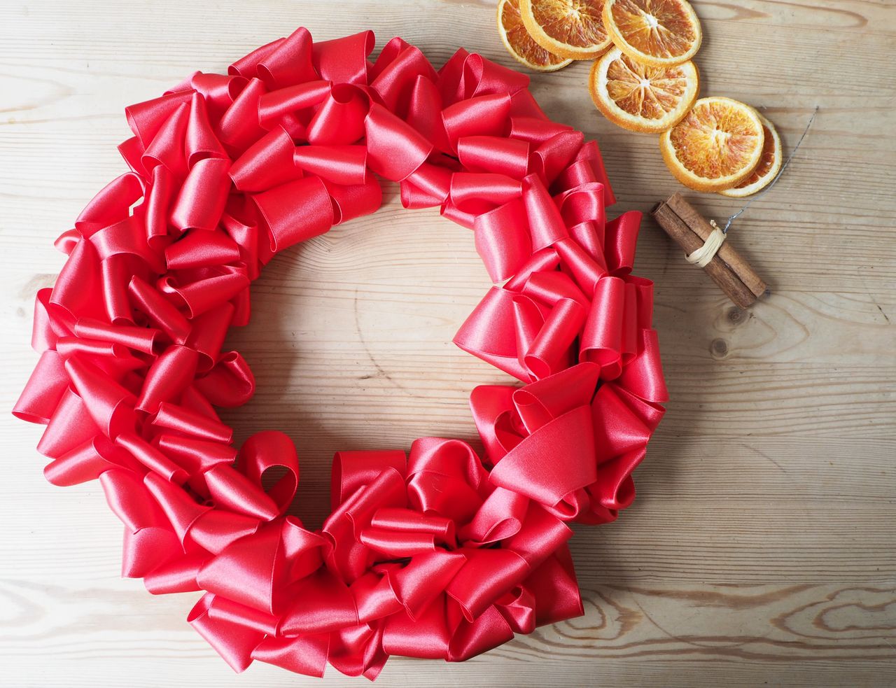 How to make a Christmas ribbon wreath – two easy bubble designs to DIY ...