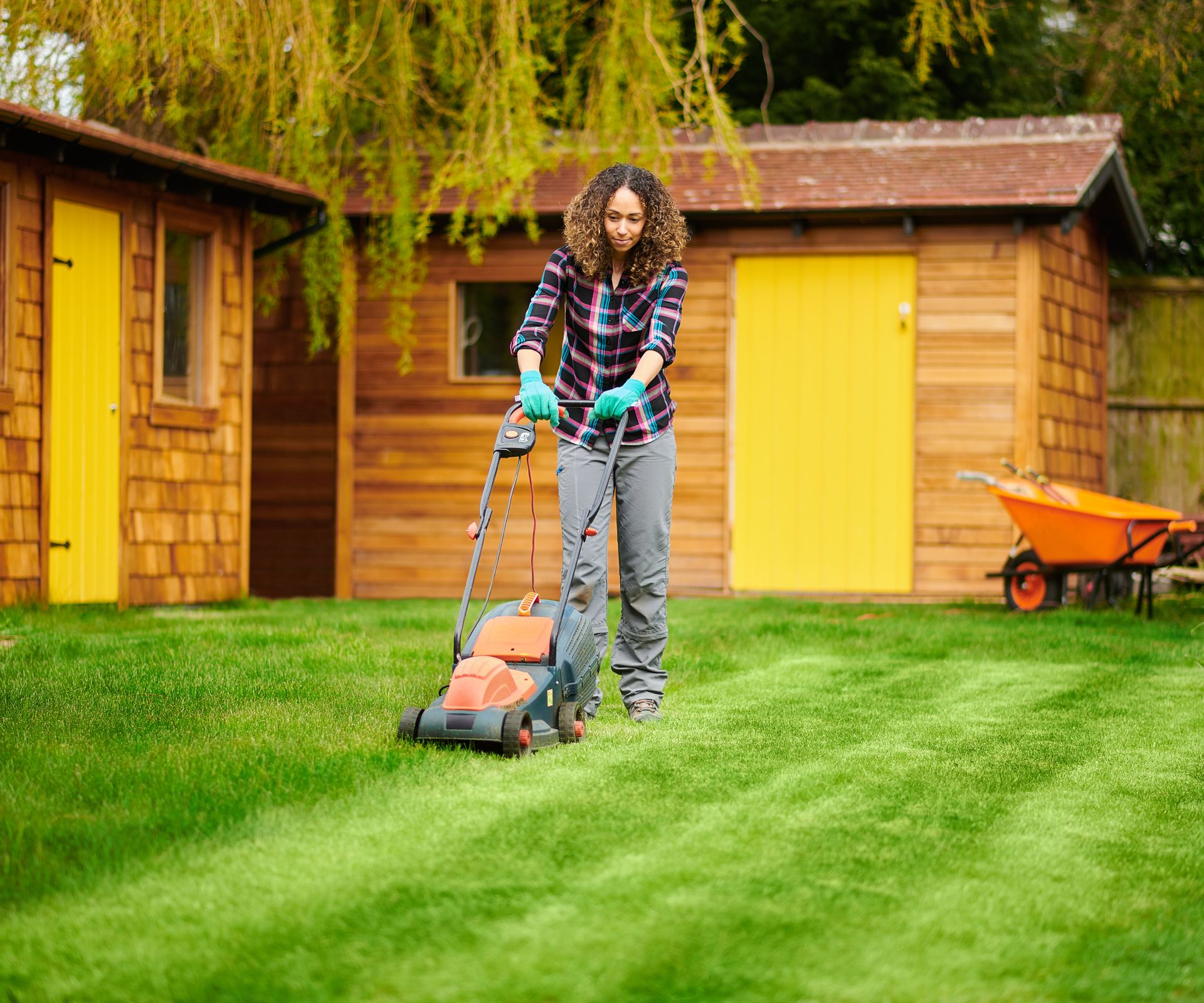 How To Mow A Lawn Correctly For The Best Grass | Gardening Know How