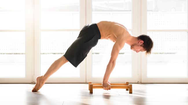 This calisthenics workout uses just 4 exercises to build full-body ...