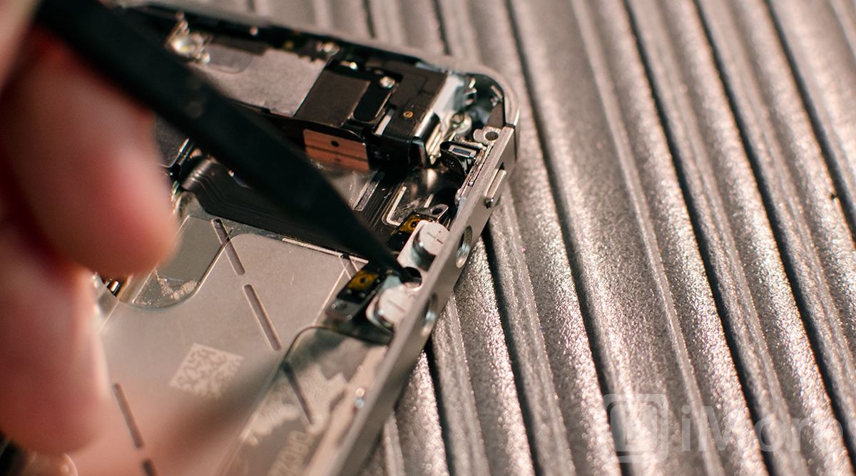 How to replace the volume buttons in an iPhone 4S | iMore