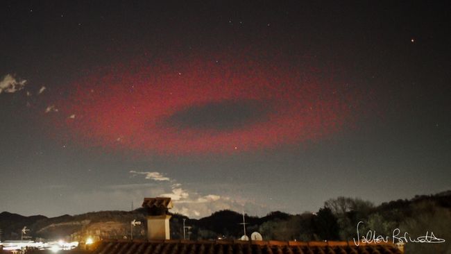 Bizarre, UFO-like halo of red light appears over small Italian town ...