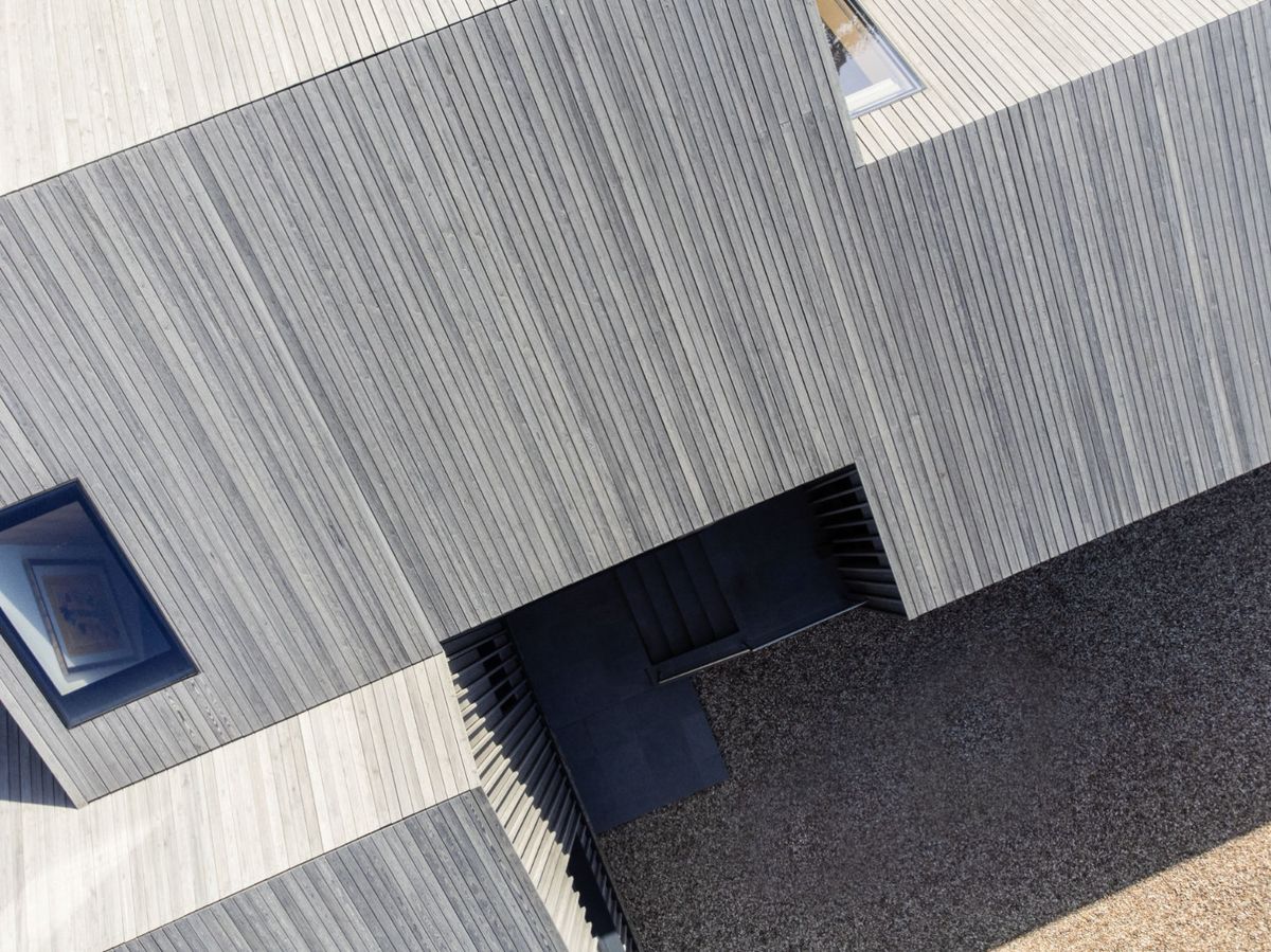 This sustainable modern barn blends into the landscape to maximise its ...
