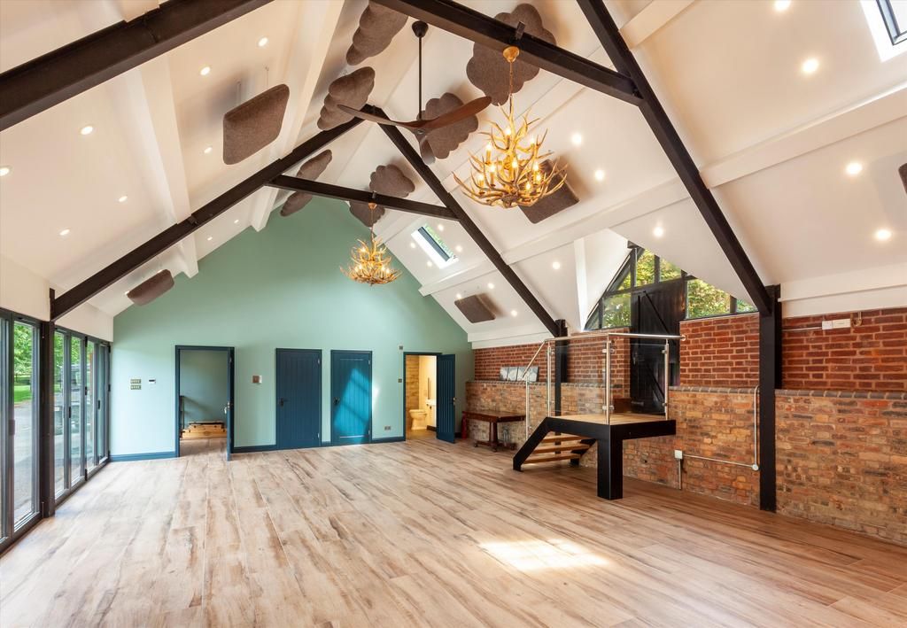A magnificent, 400-year-old grand hall — plus 138-acre estate — that ...
