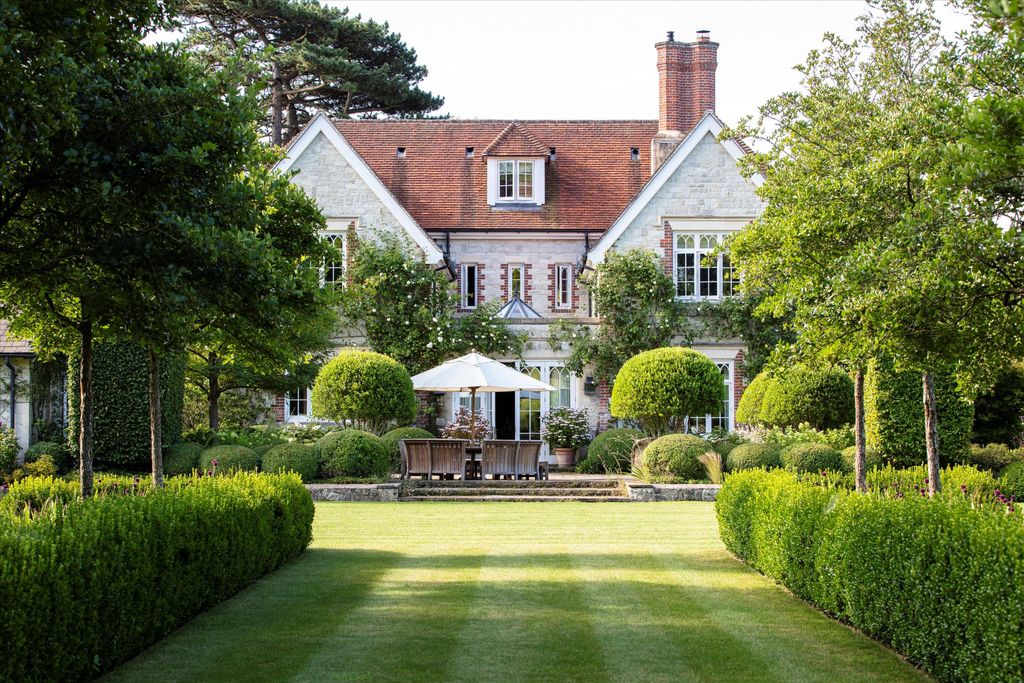 A stunningly beautiful country house in Hampshire that you won't ...