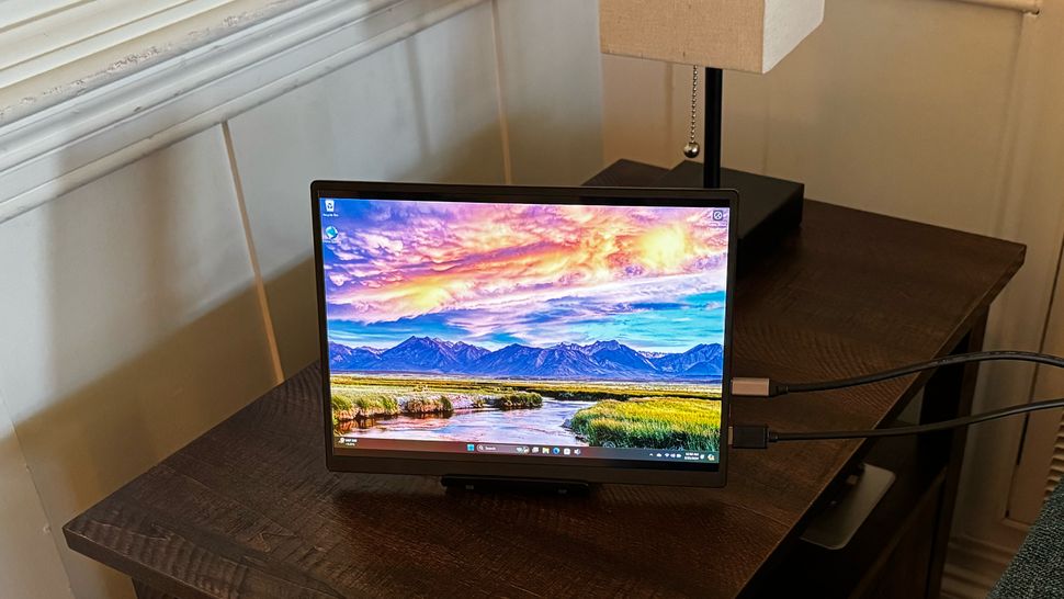 Eyoyo EM105 10.5-inch portable monitor review: Tiny in stature, big on ...