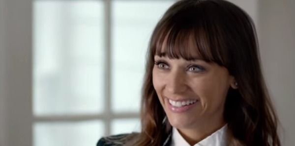 Rashida Jones Hilariously Responds To Woman Complaining About Her Mom ...