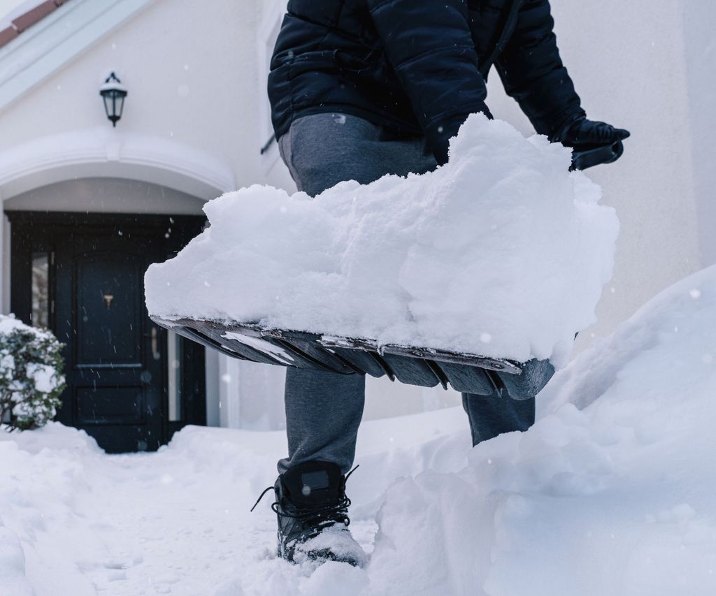 Snow blower vs snow shovel - how to choose between the two | Homes and ...