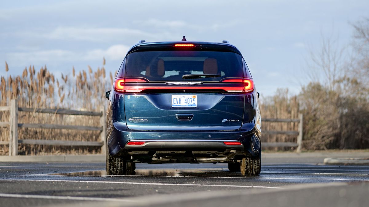 I drove the Chrysler Pacifica PHEV for a week — and it's the last great ...