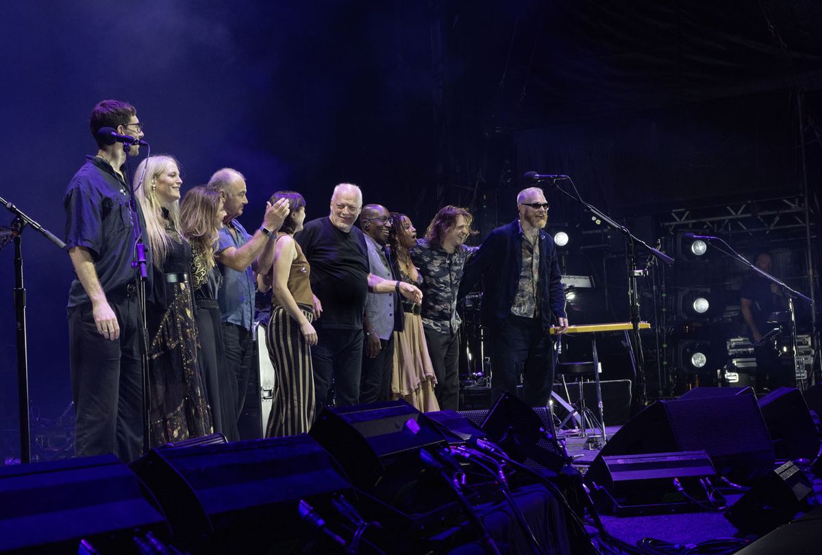 David Gilmour dazzles on the opening night of his tour in Rome: the ...