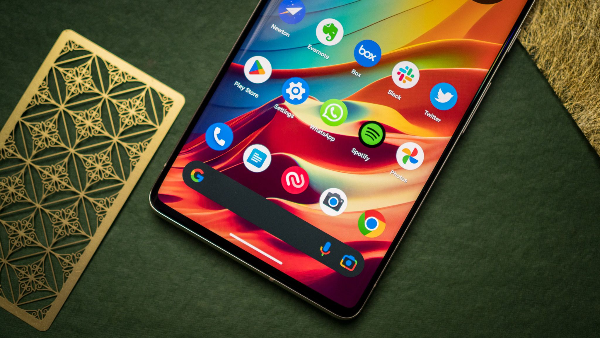Android 13 QPR2 Beta 2 tests new transient taskbar, lock screen ...