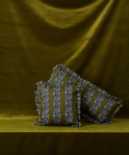 Pillow trend 2022: the quick update with long-lasting style | Homes and ...