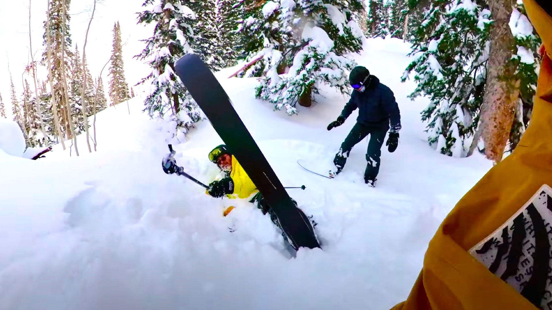 Snowboarders come to the rescue of a skier trapped in snow | Advnture