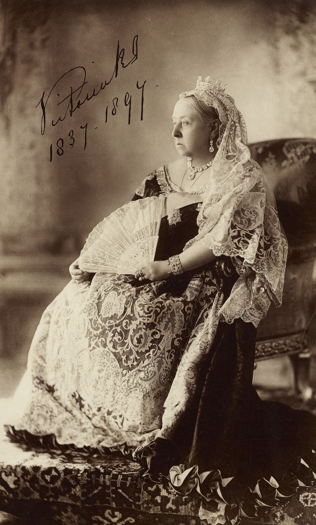 Where to see iconic images of the Queen in Life Through A Royal Lens ...