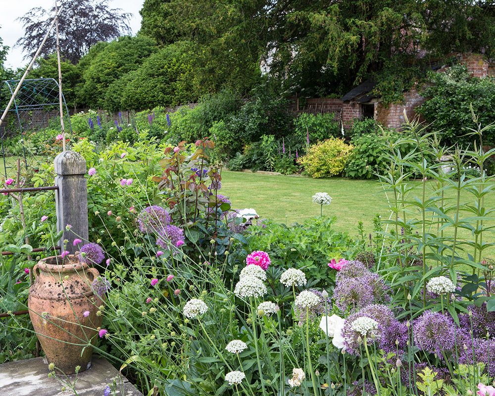 A Wiltshire garden with form and flair | Homes and Gardens