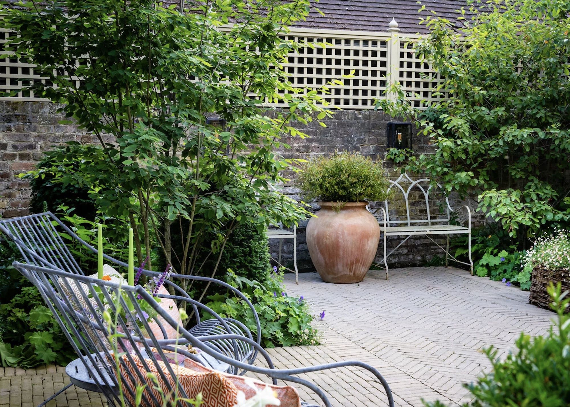 7 Ways of Decorating With Terracotta Pots in a Garden | Livingetc