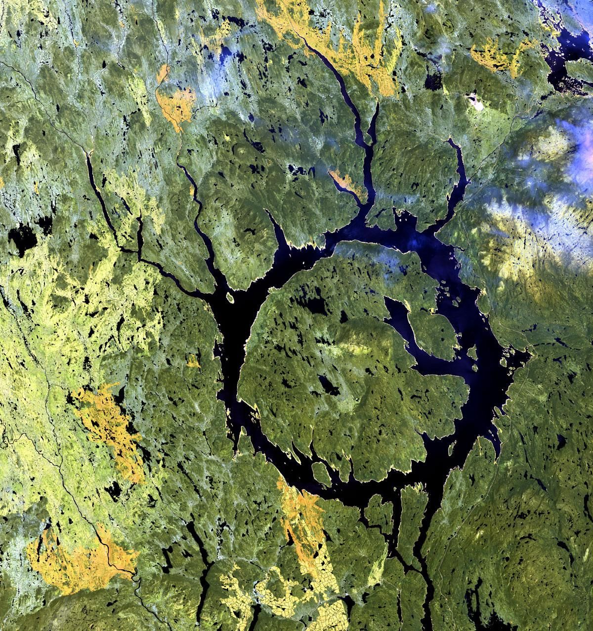 Rare Mineral Discovered in Ancient Meteorite Impact Crater | Live Science