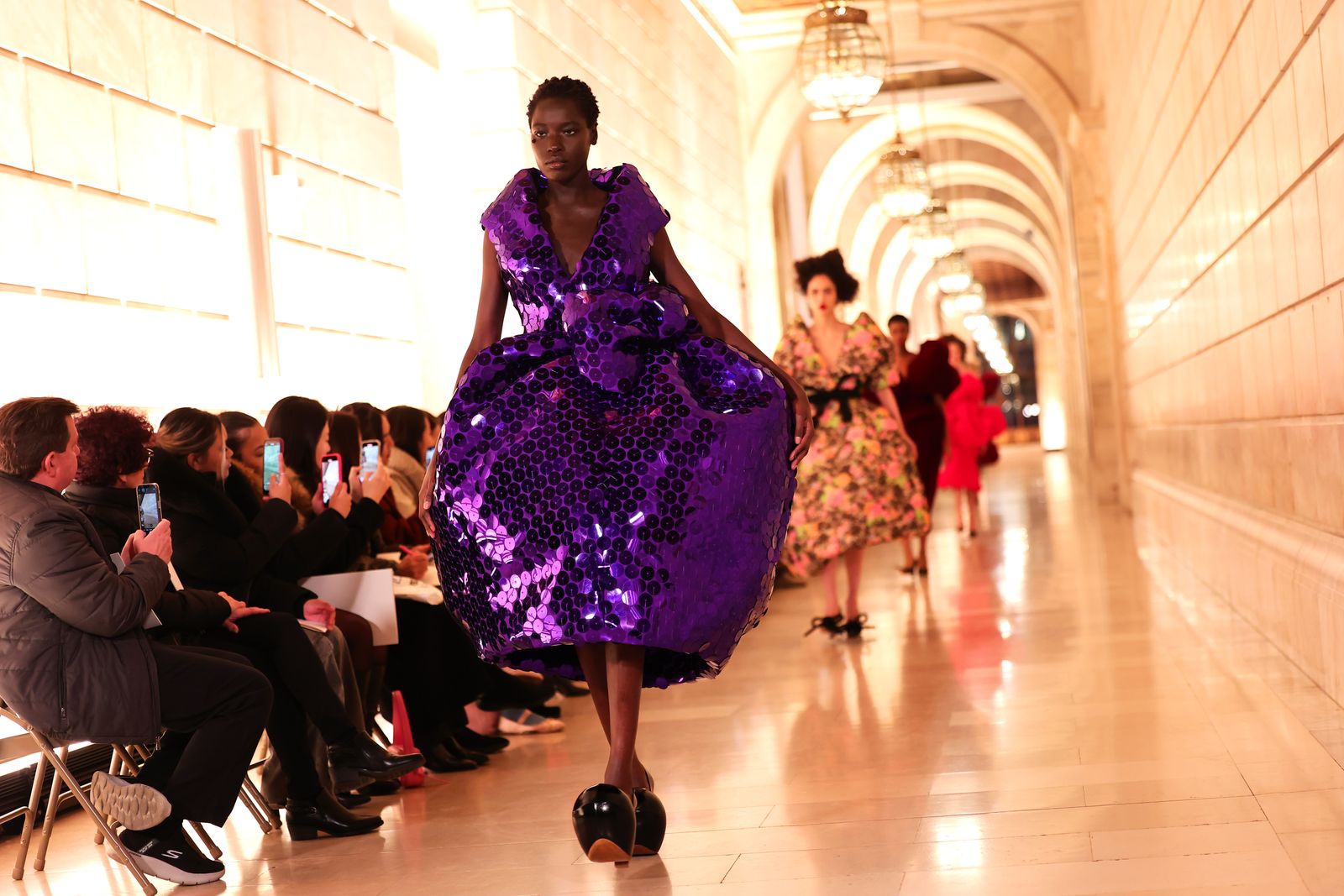 Marc Jacobs Fall/Winter 2025 Show Was a Paper Doll Fantasy | Who What Wear