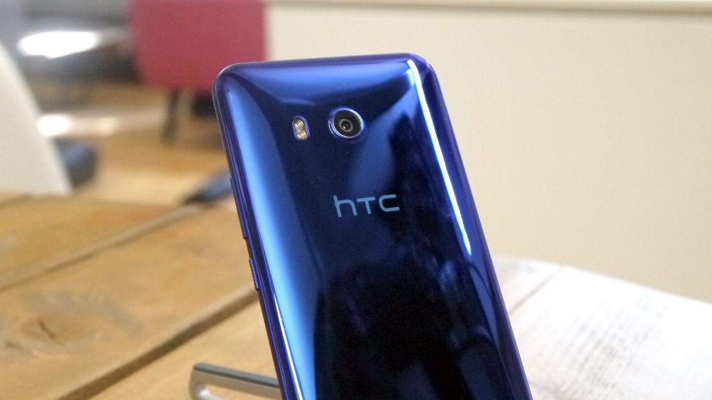 HTC U11 vs iPhone 7: the squeezable smartphone takes on Apple's icon ...