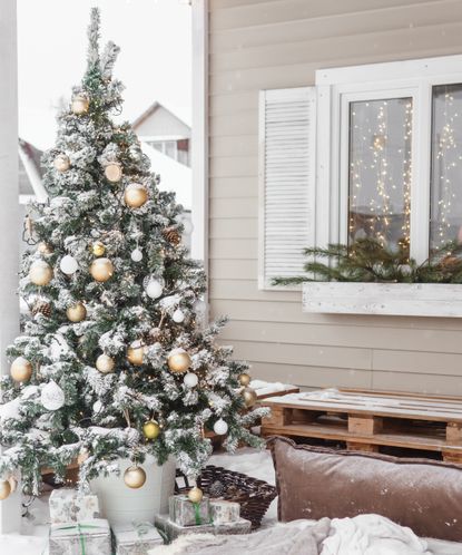 8 Balcony Christmas decor ideas for your small outdoor space | Homes ...