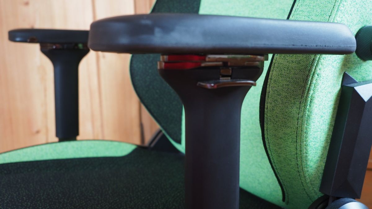 SecretLab Titan Evo 2022 Minecraft chair review: This creeper chair won ...