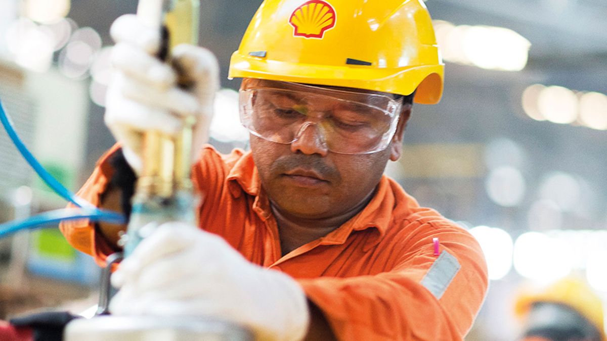 Shell shells out a little more to investors as it restores its dividend ...