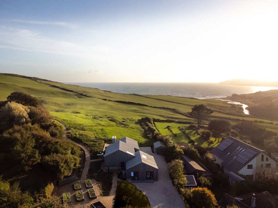 This sustainable modern barn blends into the landscape to maximise its ...