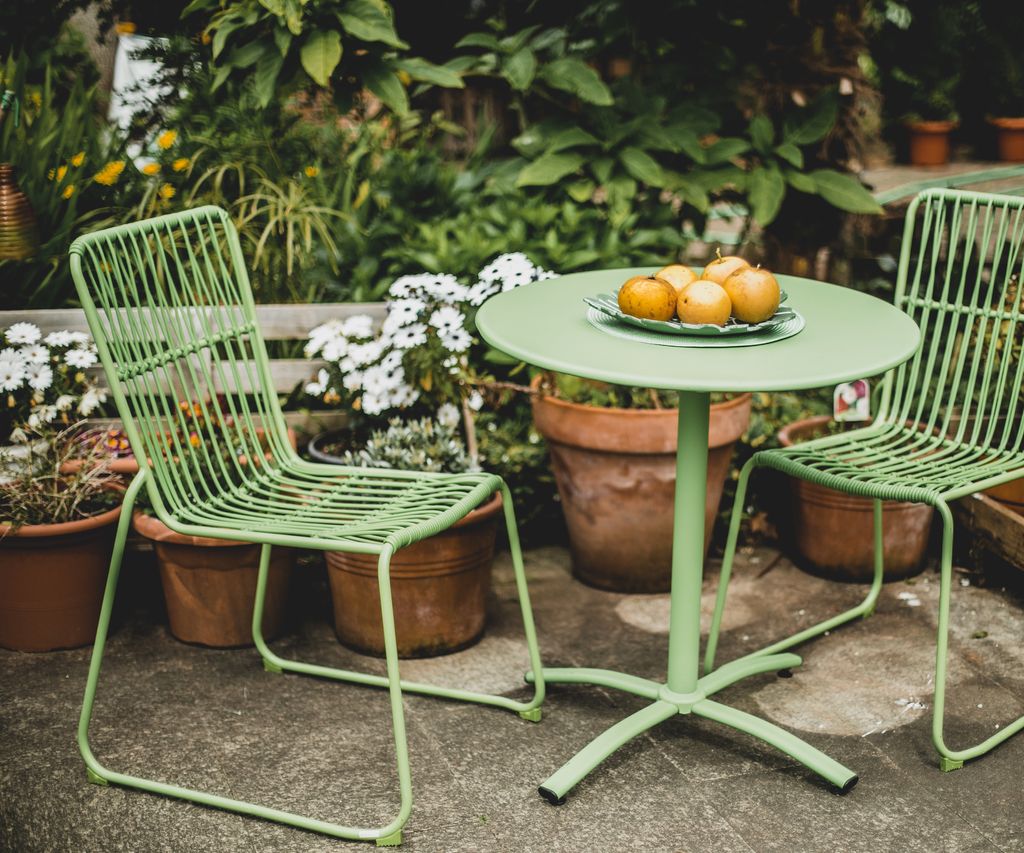 How to remove rust from metal garden furniture: pro tips | Homes and ...