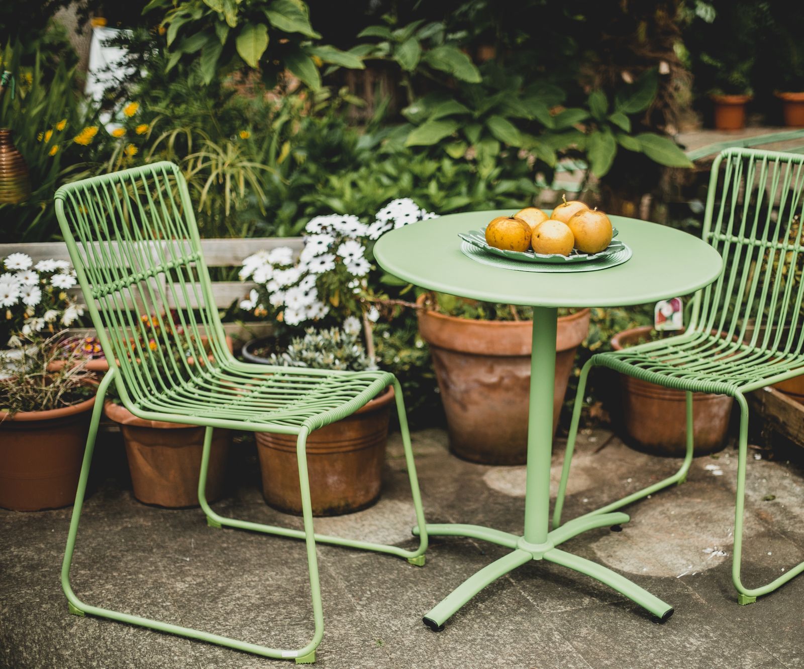 How to remove rust from metal garden furniture: pro tips | Homes and ...