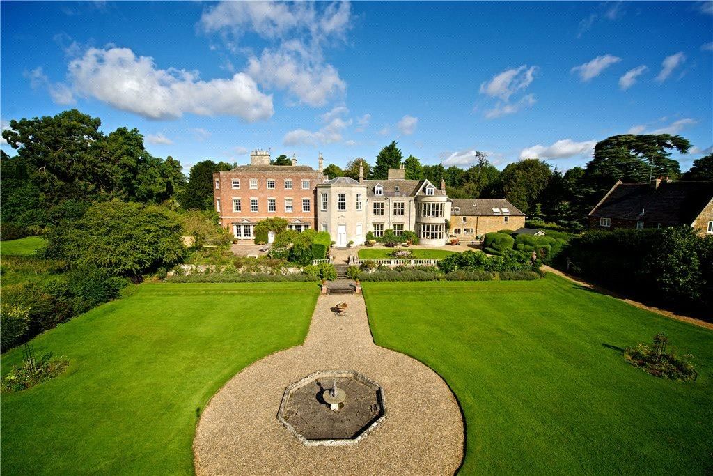 Six spectacular country houses for sale at £700,000, from thatched ...