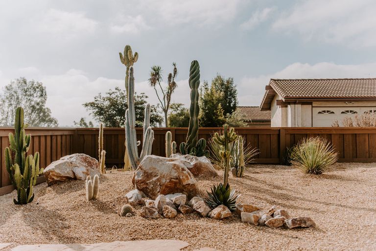 10 gravel landscaping ideas for modern yards | Livingetc