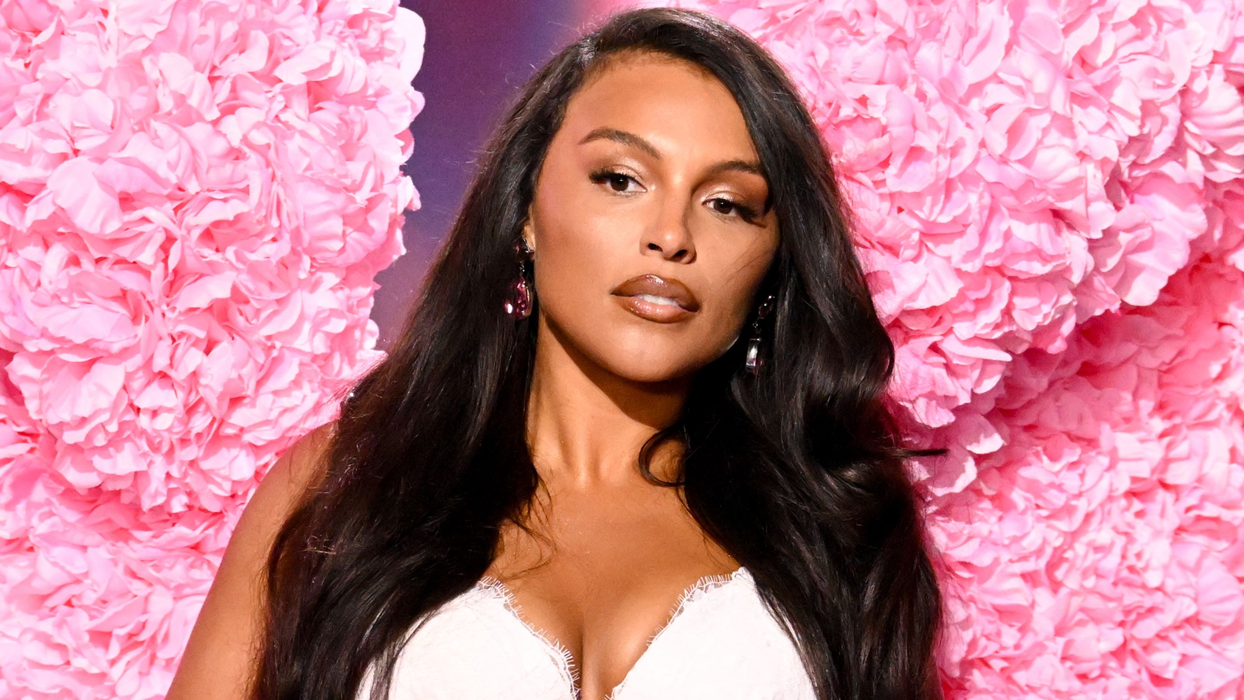 The Best Looks From the 2025 Victoria's Secret Fashion Show | Who What Wear