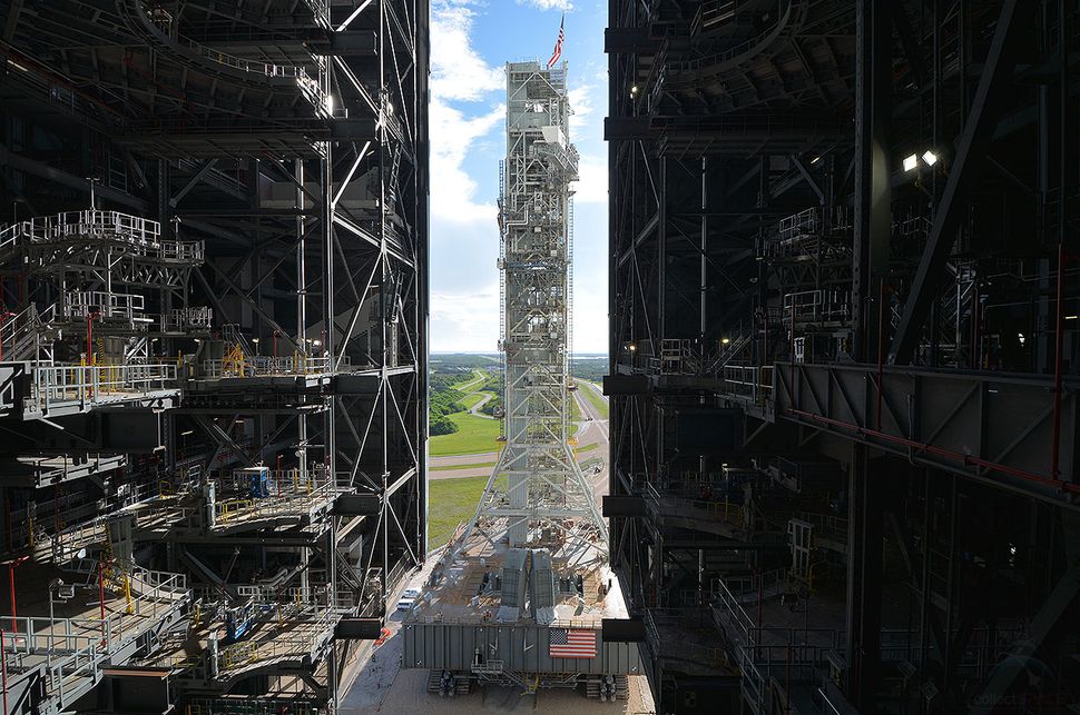 Evoking Apollo, NASA Launch Tower Enters Vehicle Assembly Building | Space