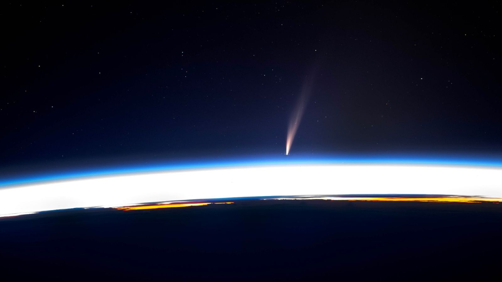 'Totally amazing' astronaut photo captures comet C/2024 G3 ATLAS ...