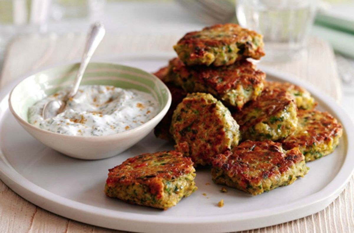 Slimming World's chickpea and chilli cakes with minted yogurt dip ...