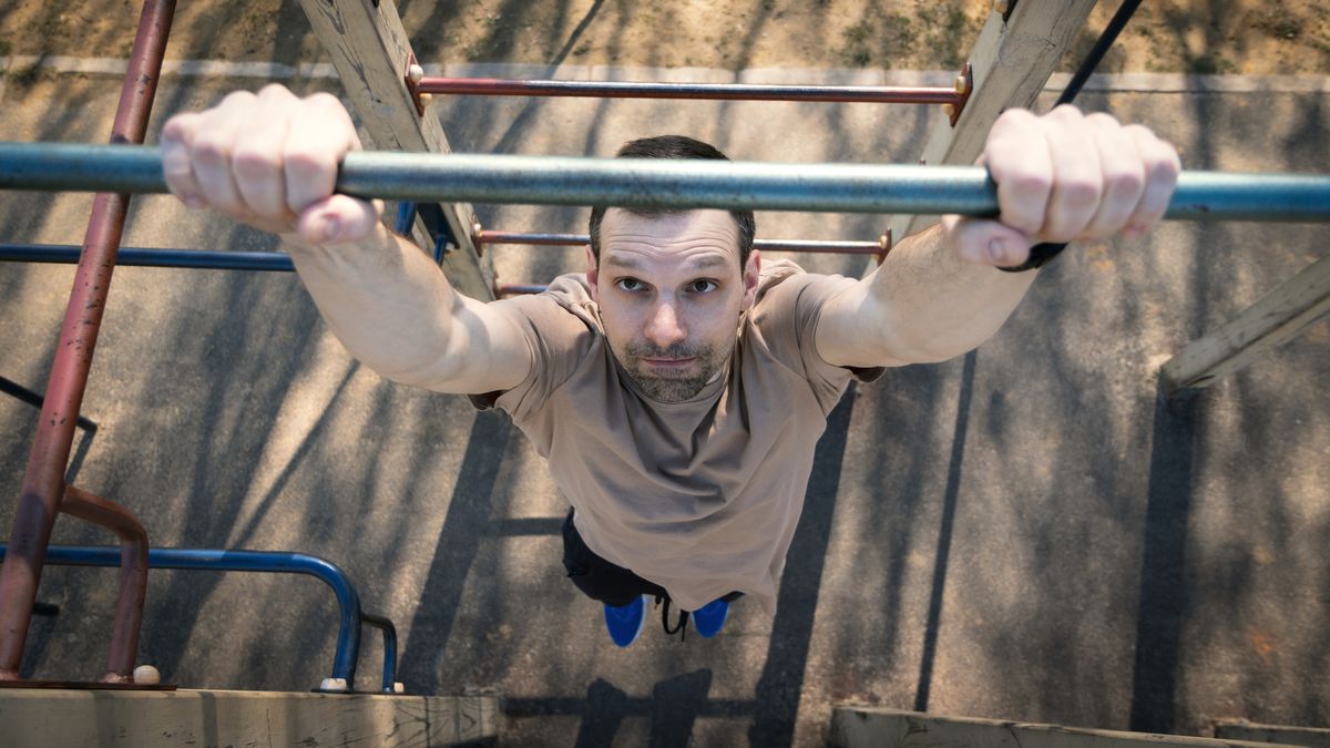 I tried hanging from a bar for two minutes every day for a month to ...