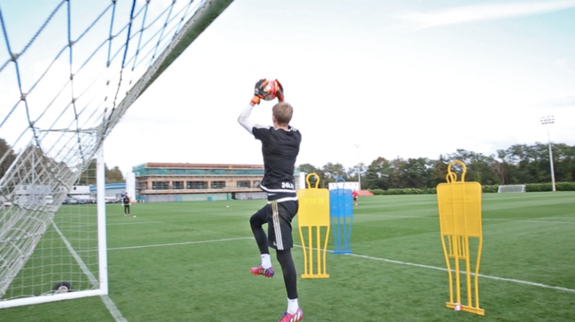 Goalkeeper training drills: Dealing with crosses | FourFourTwo