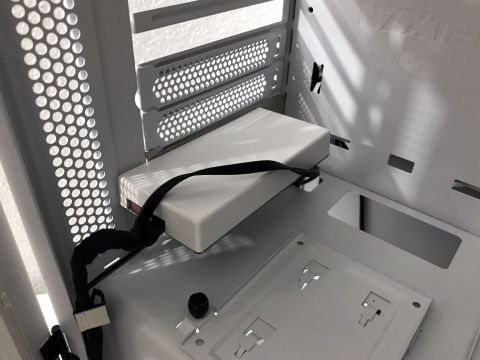 iBUYPOWER Snowblind Review: Translucent Screen on the Side | Tom's Hardware