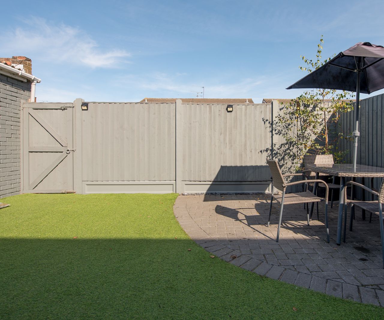 Best colors to paint a fence to make a yard look bigger | Homes and Gardens