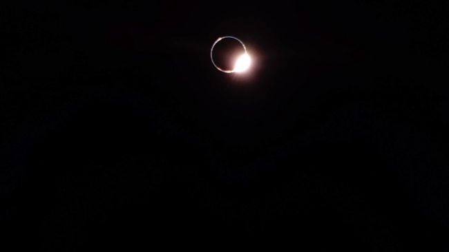 Wow! Private lunar lander watches 'diamond ring' eclipse from the surface of the moon (photo ...