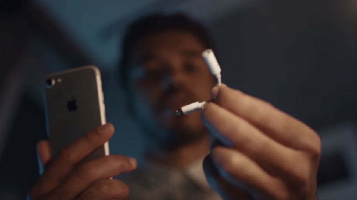 Samsung is trolling Apple about the iPhone 14 — and it's hilarious ...