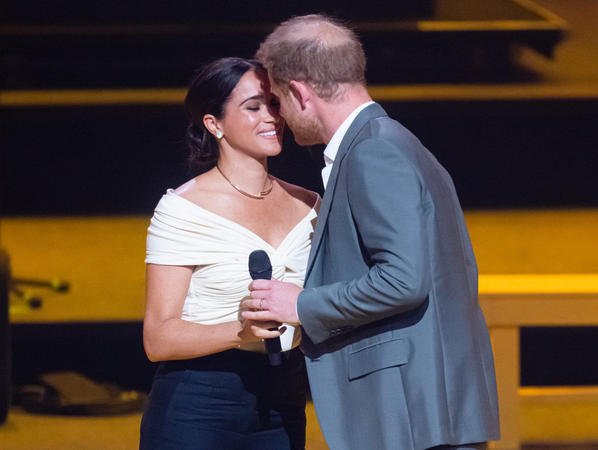 Prince Harry and Meghan Markle share a kiss onstage at the Invictus ...