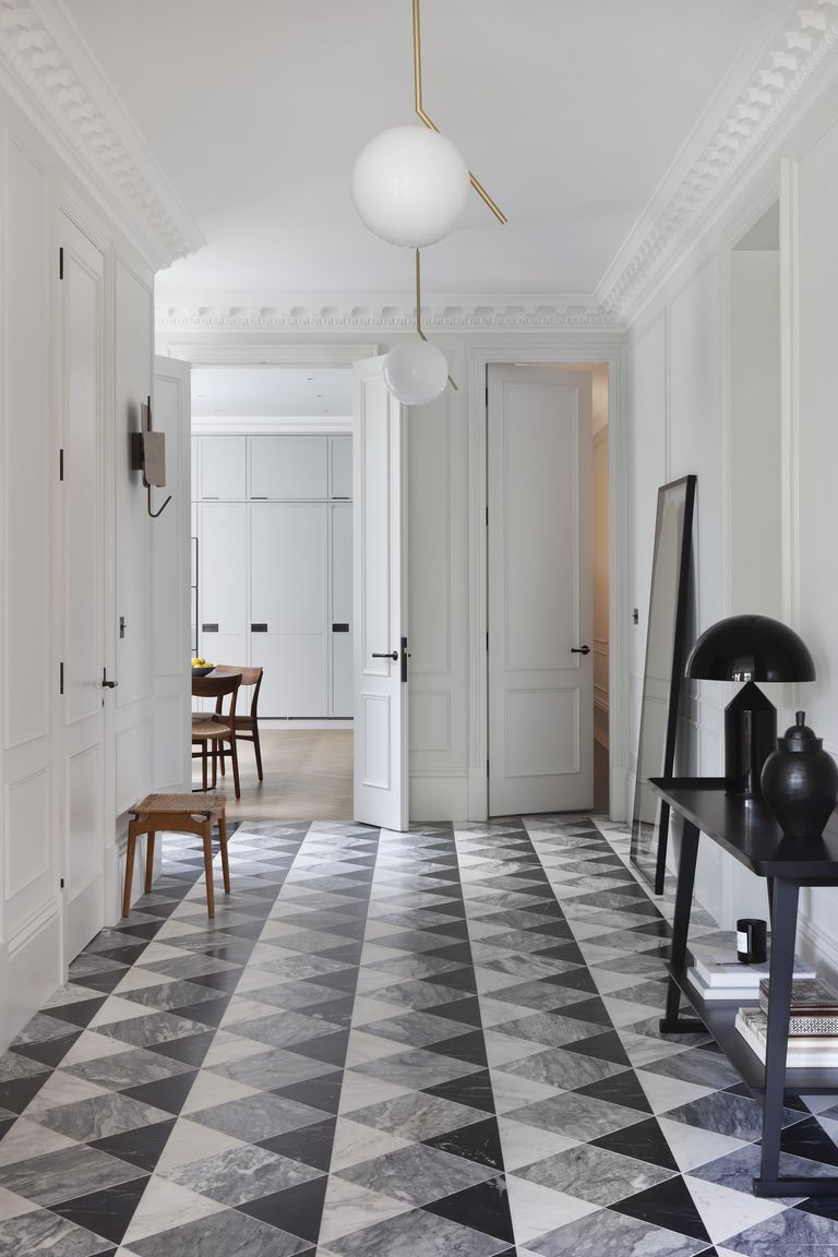 This period apartment combines traditional elegance with a contemporary ...