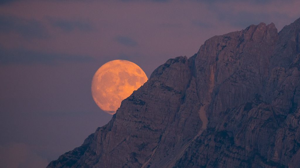 What is a supermoon and when can you see the next one in 2026? | Space