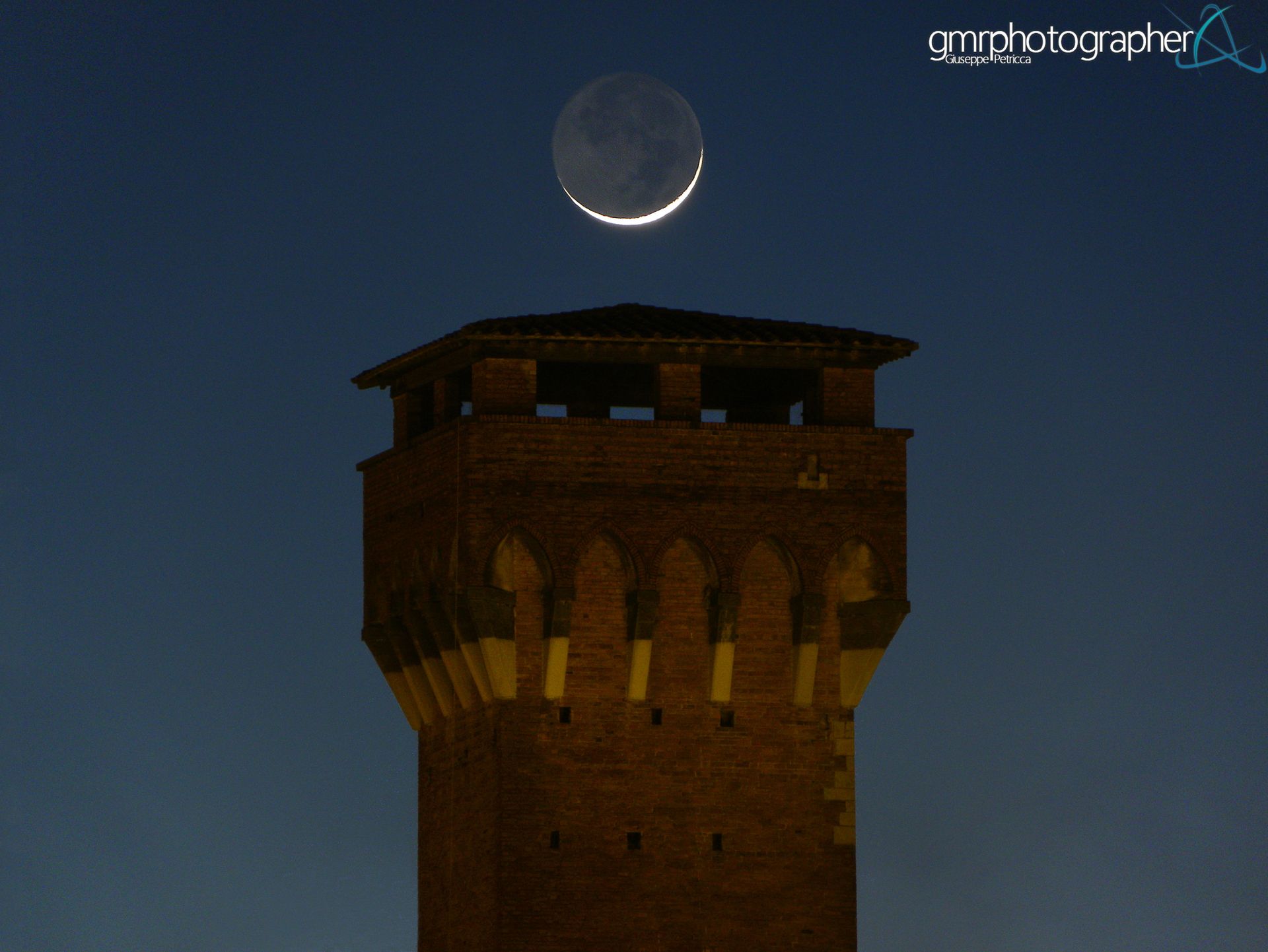 Moon Glows with Earthshine Over Italian Citadel (Photos) | Space