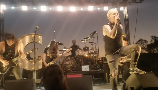 Corey Taylor performs Slipknot's Wait And Bleed maskless for the first ...