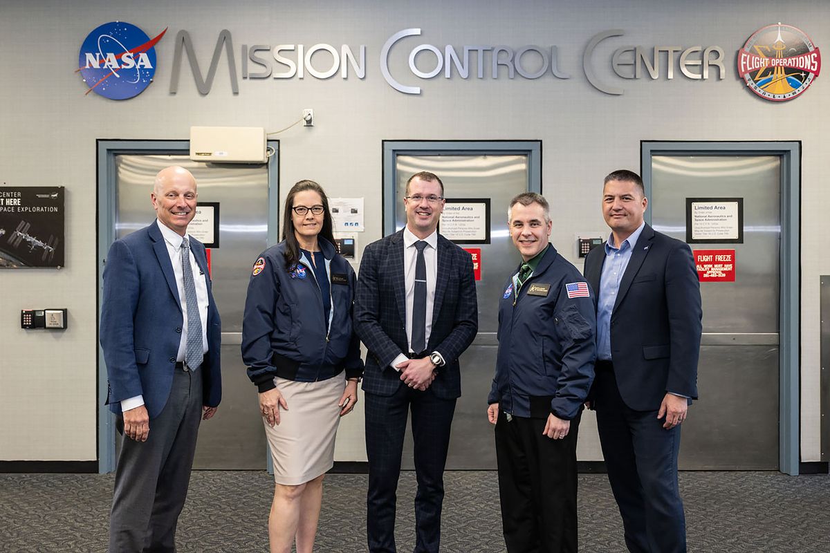 Mission Control 'members only': NASA flight directors don new jacket ...