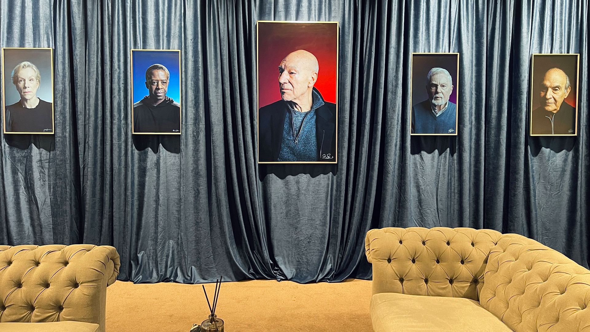 To be, or not to be: world-first exhibition of "living portraits ...