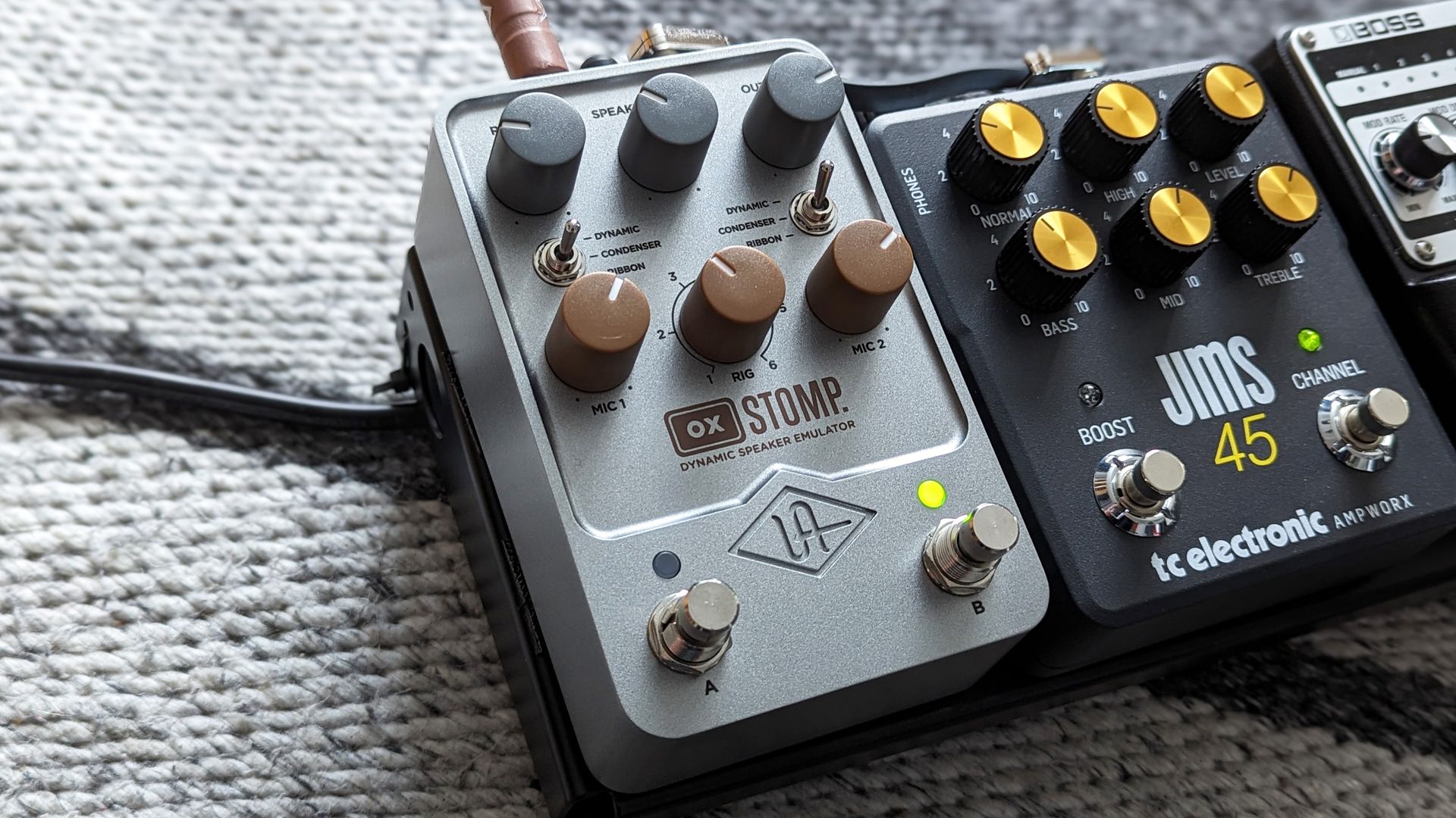 Universal Audio UAFX Ox Stomp Dynamic Speaker Emulator pedal review ...